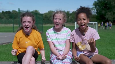 Original Lionesses share experiences with young Hamble players - BBC News