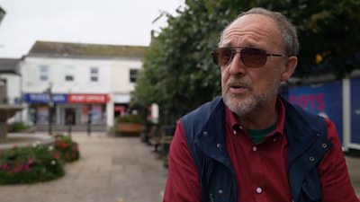 'Rhaid stopio'r cod post loteri gofal llygaid' - BBC Cymru Fyw