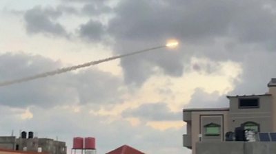 Video 'shows captured Israeli tank in Gaza' - BBC News