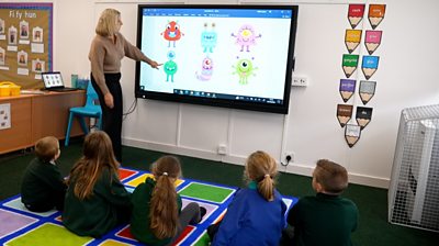 Catrin Heledd ar draeth Copacabana - BBC Cymru Fyw