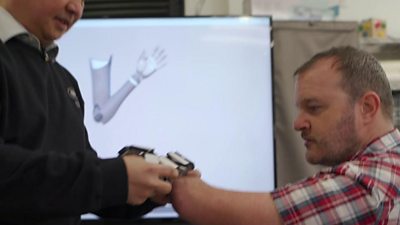 Paul Carter tries out Atom Limbs bionic arm - BBC News