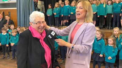 Tlws John a Ceridwen Hughes i Menna Williams - BBC Cymru Fyw