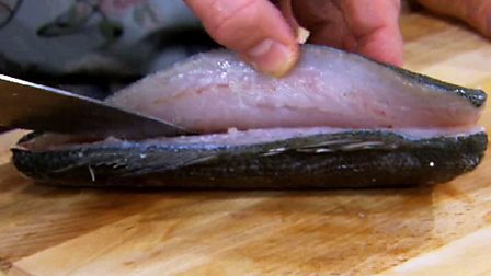 BBC - Food - Techniques : How to fillet round fish (mackerel, trout, etc.)