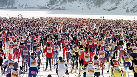 Why marathons have runner 'traffic jams'