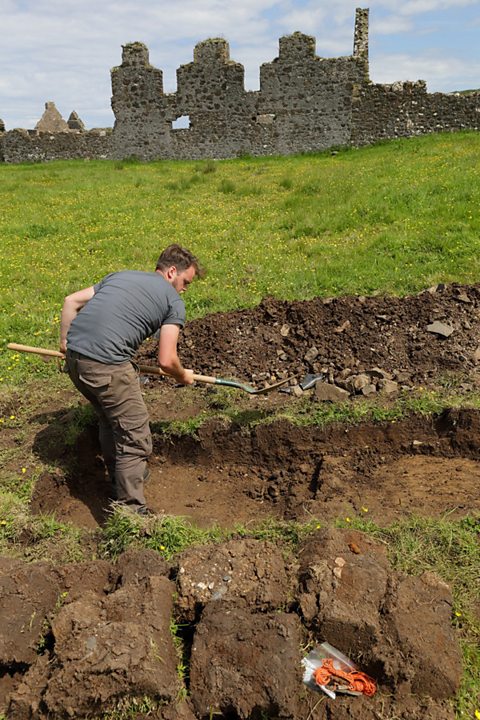 BBC Two - Digging for Ireland - Dig at Dunluce Castle