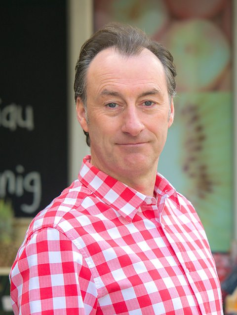 Classify the male actors from long-running Welsh-language soap opera ...