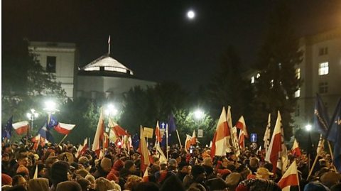 Poland protests: Crowds renew calls for press freedom - BBC News