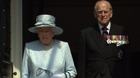 London fire: Queen reflects on 'sombre national mood' - BBC News