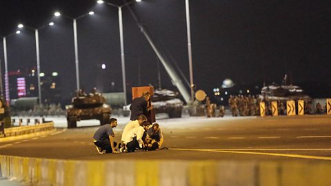 15 Temmuz'da hayatları pahasına darbeye direnenler anlatıyor - BBC News ...