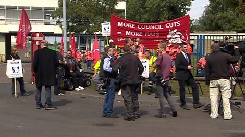 Birmingham bin strike: Workers return to picket lines - BBC News