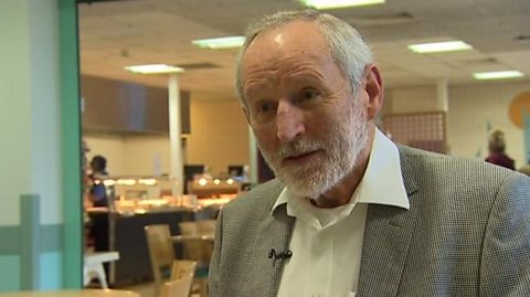 Hywel Dda campaign to improve lung cancer diagnoses - BBC News