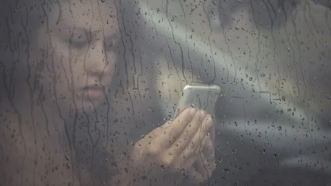 How social media shapes my depression – for better and worse