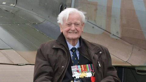 Norfolk Battle of Britain ace Tom 'Ginger' Neil dies - BBC News