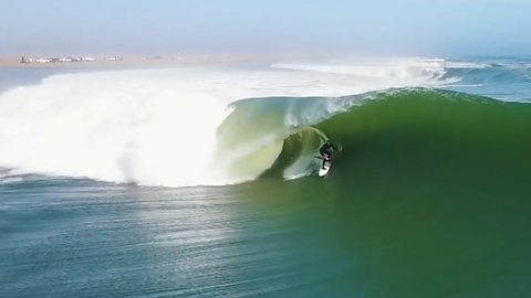 Cómo es surfear la increíble "ola perfecta" - BBC News Mundo
