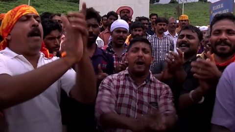 Sabarimala: Mobs attack women near India Hindu temple - BBC News