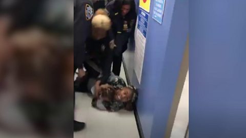 'Troubling' video shows NY police grabbing child from mum - BBC News