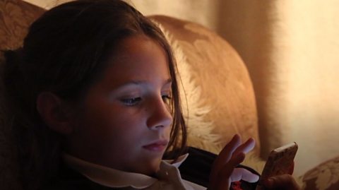 Molly Russell: U-turn over legal aid for inquest - BBC News