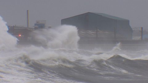 Storm Erik hits Scotland with 70mph gusts and power cuts - BBC News