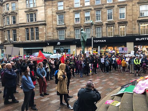 Anti-Trump protests in Glasgow and Edinburgh - BBC News
