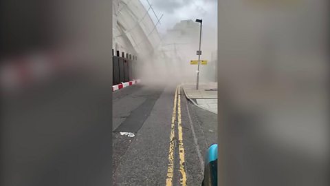 Reading scaffolding collapse investigation begins - BBC News