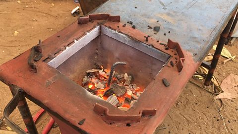 Ubunifu wa jiko linalotumia makaa ya mawe - BBC News Swahili