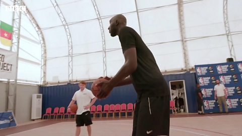 NBA: 226cm 역대급 신장, '농구한지 이제 6년 됐어요' NBA 데뷔 앞둔 세네갈의 타코 폴 - BBC News 코리아