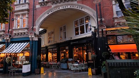 Shopping: Cardiff city centre independent shops 'hanging on' - BBC News