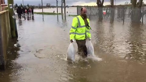River Aire floods: Homes evacuated in Snaith - BBC News
