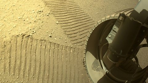 Nasa Mars rover: The clanking sound of Perseverance's wheels - BBC News