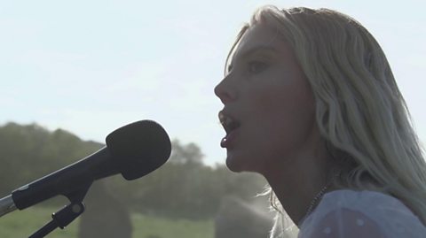 Wolf Alice: Critics laud band's 'third and best' album - BBC News