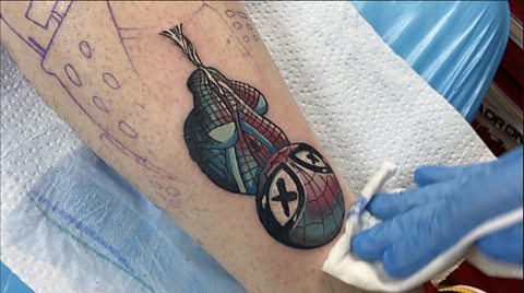 Tetovaže: Na kojim delovima tela je tetoviranje najbolnije - BBC News ...