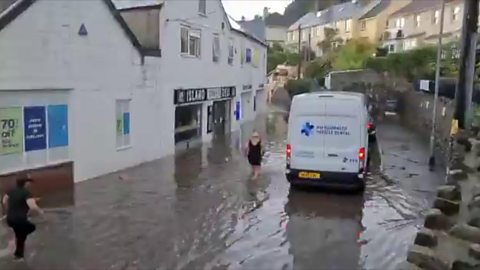 Thunderstorms cause flash-flooding in Devon - BBC News