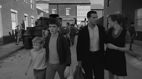 Kenneth Branagh comes home with Belfast film premiere - BBC News