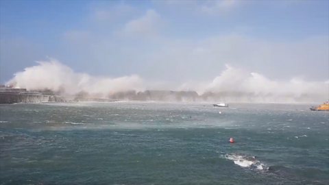 Storm Eunice: Guernsey hit by gusts of up to 72mph - BBC News