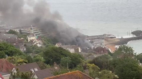 Ventnor fire: Derelict seaside arcade destroyed in huge blaze - BBC News