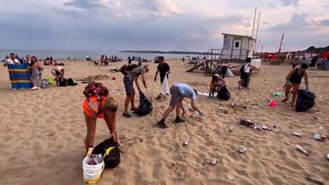Bournemouth beaches: Residents join efforts to clear 'soul destroying ...