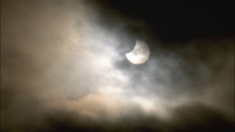 Solar eclipse: Moon blocks part of the Sun over the UK - BBC News