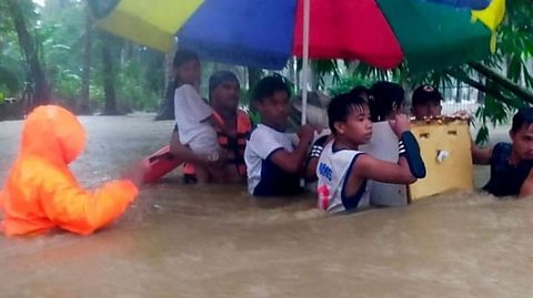 Philippines storm Nalgae kills dozens in floods and mudslides - BBC News