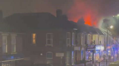 Southsea: Roof collapses following fire in flat above shop - BBC News