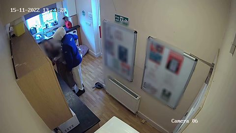 Wandsworth: Men sought over knifepoint robbery attempt - BBC News