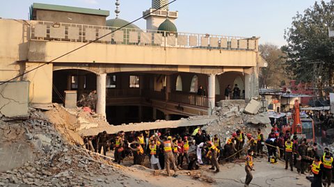 Pakistan i nasilje: Sto mrtvih u eksploziji u džamiji u Pešavaru ...