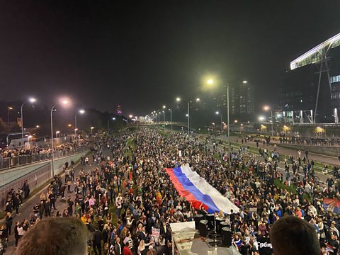 Srbija i protesti: Desetine hiljada ljudi u šetnji i blokade mostova ...