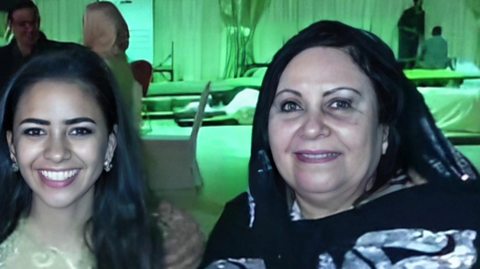 సూడాన్ అంతర్యుద్ధం కారణంగా ఆకలితో చనిపోయిన ఓ వృద్ధురాలు - BBC News తెలుగు