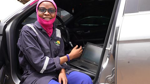 Budurwa mai amfani da dabarun zamani wurin gyaran mota a Kano - BBC ...