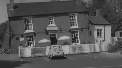 Crooked House pub near Dudley demolished - BBC News