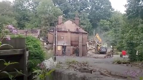 Crooked House pub near Dudley demolished - BBC News