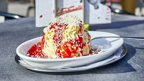 Spaghettieis: a trick ice cream sundae
