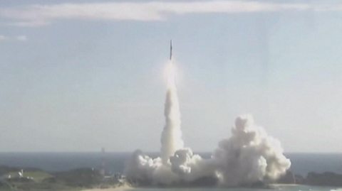 Japan joins Moon race with successful rocket launch - BBC News