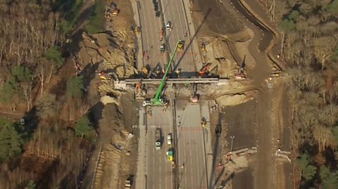 'Unprecedented' M25 closures enter third day - BBC News