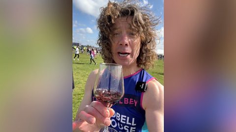 London Marathon runner tastes 25 glasses of wine during race - BBC News